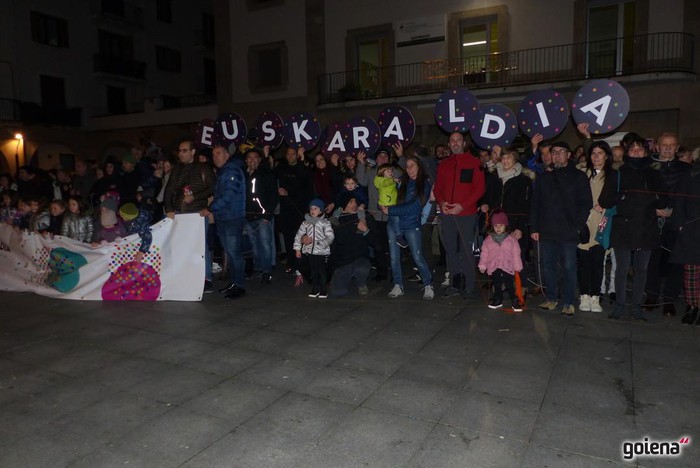 Jendetza elkartu da Euskaraldiari ongietorria egiteko - Aretxabaleta ... Jendetza elkartu da Euskaraldiari ongietorria egiteko - Aretxabaleta ...